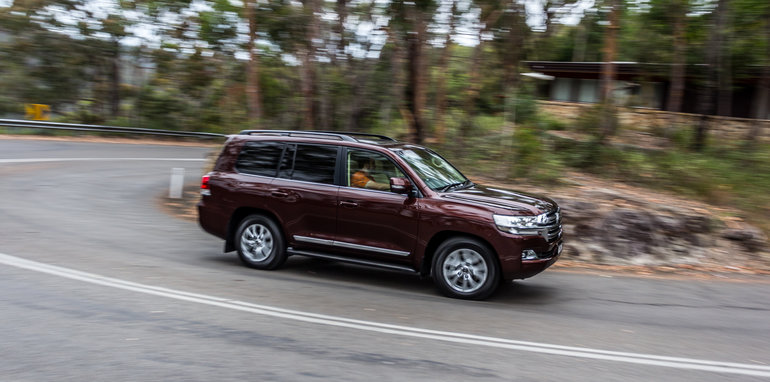 Australia Comparison: 2016 Toyota LandCruiser 200 Series vs 2016 Lexus ...