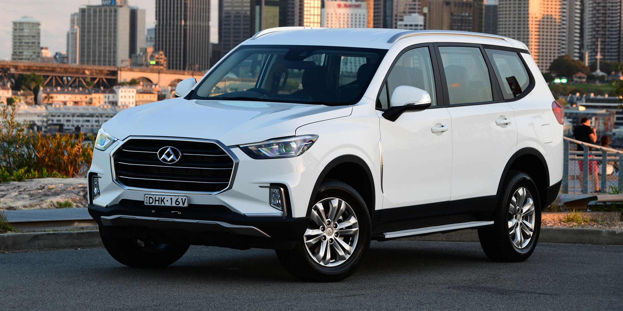 2017 LDV D90 pricing and specs - Photos